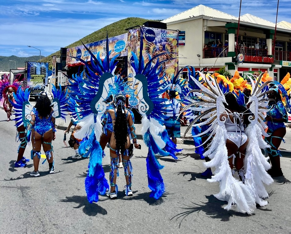 🎭 Karneval in der Karibik: So feierte St. Maarten das größte Fest des ...